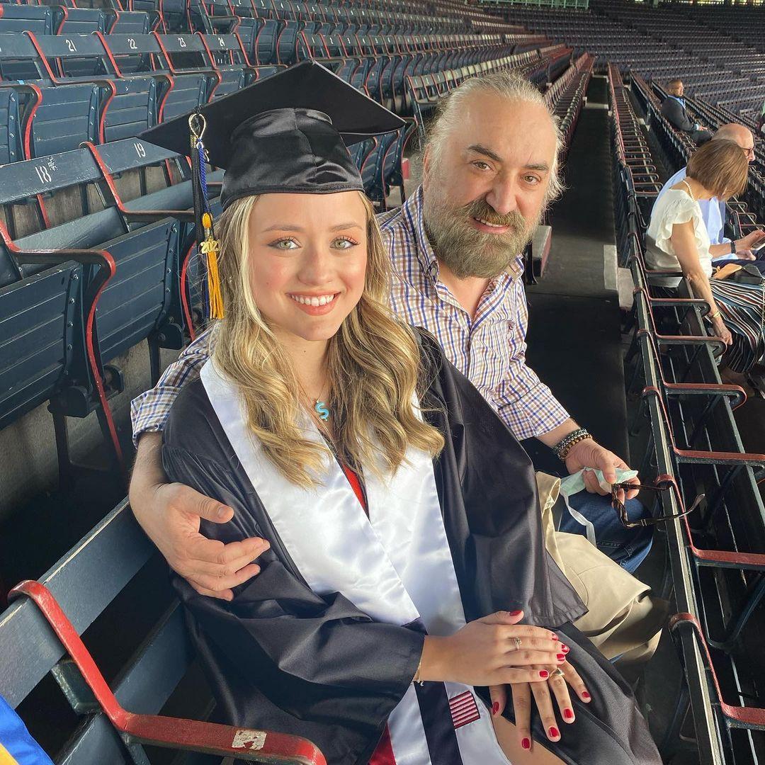 Okul da bitti staj da... Sinan Engin'in kızı Elif Engin avukat oldu ...