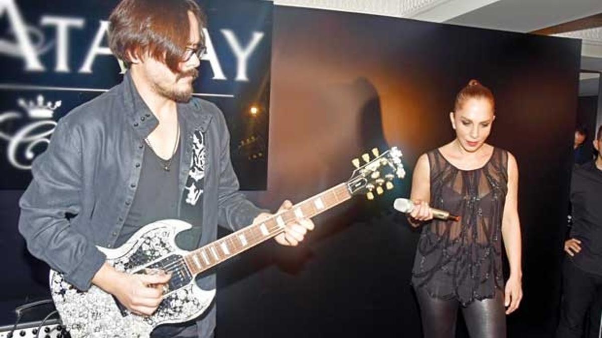 Sertab Erener söyledi, eşi Emre Kula çaldı - Magazin Haberleri