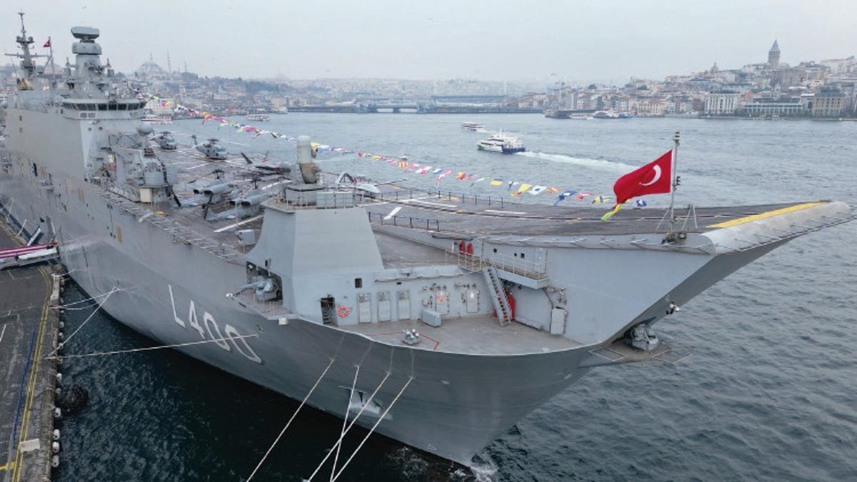 TCG Anadolu hatırası... Dev savaş gemisi vatandaşlara açıldı - Son ...