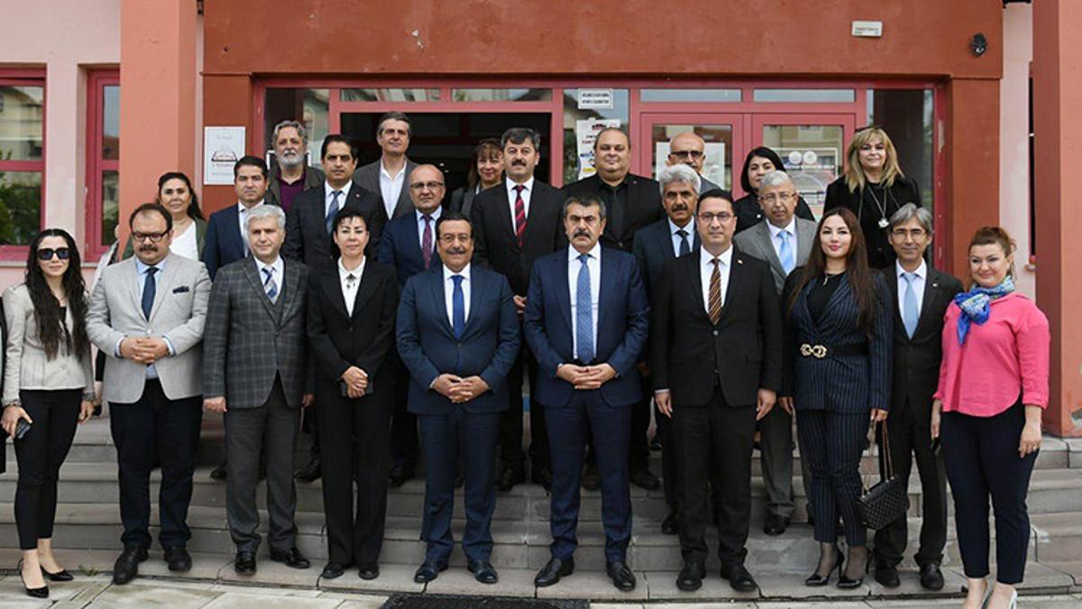 Bakan Tekin: Öğretmenler Günü'nü 1 gün olmaktan çıkarıyoruz - Son ...