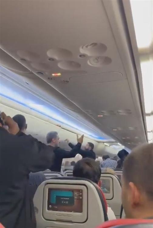 Uçaktakilere 'havada yanan uçak' fotoğrafı göndermişti! Tahliye anonsu ...