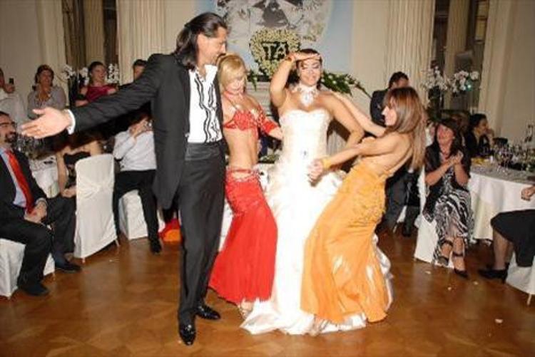 Dansöz Tanyeli evlendi - Mahmure