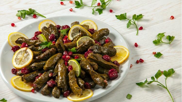 Kuş üzümlü yaprak sarma nasıl yapılır? Kuş üzümlü zeytinyağlı yaprak ...