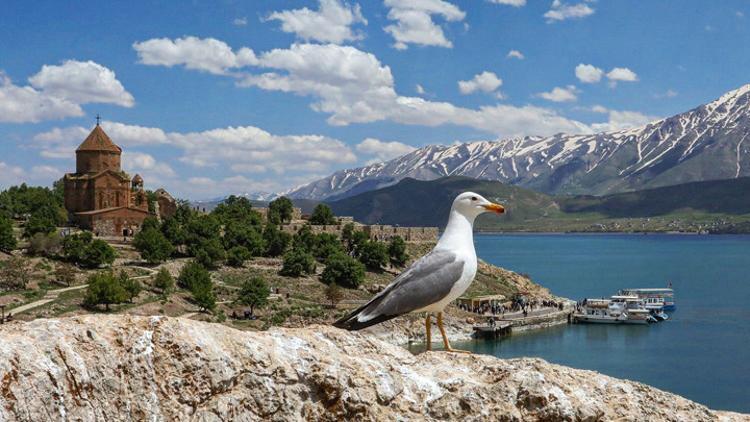 Van'da Akdamar Adası'nı ilk 5 ayda 50 bin turist ziyaret etti - Son ...