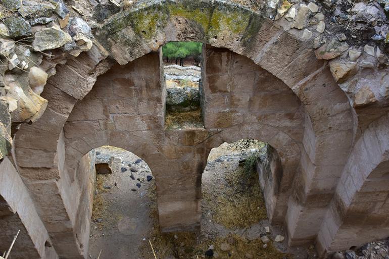 Tarihi Ravanda Kalesi ihtişamıyla ziyaretçilerini büyülüyor