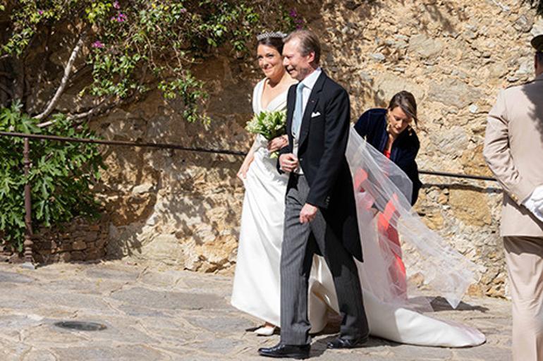 Düğüne, gelinin annesi damga vurdu: O omuzundaki lahana mı? - Magazin ...