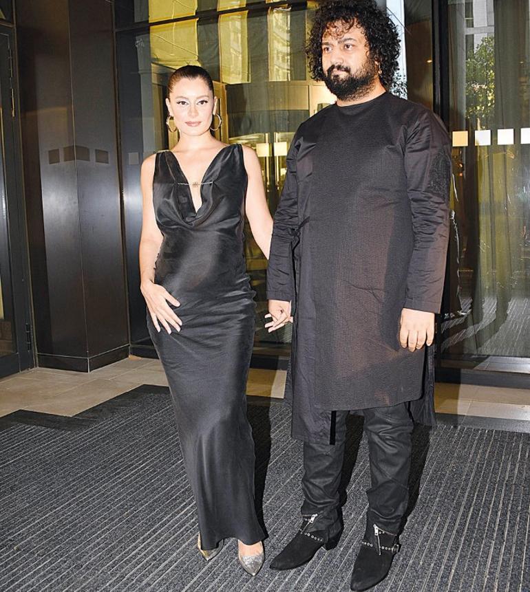 Ödül törenine el ele katıldılar... İşte Atiye'nin eşi! - Magazin Haberleri